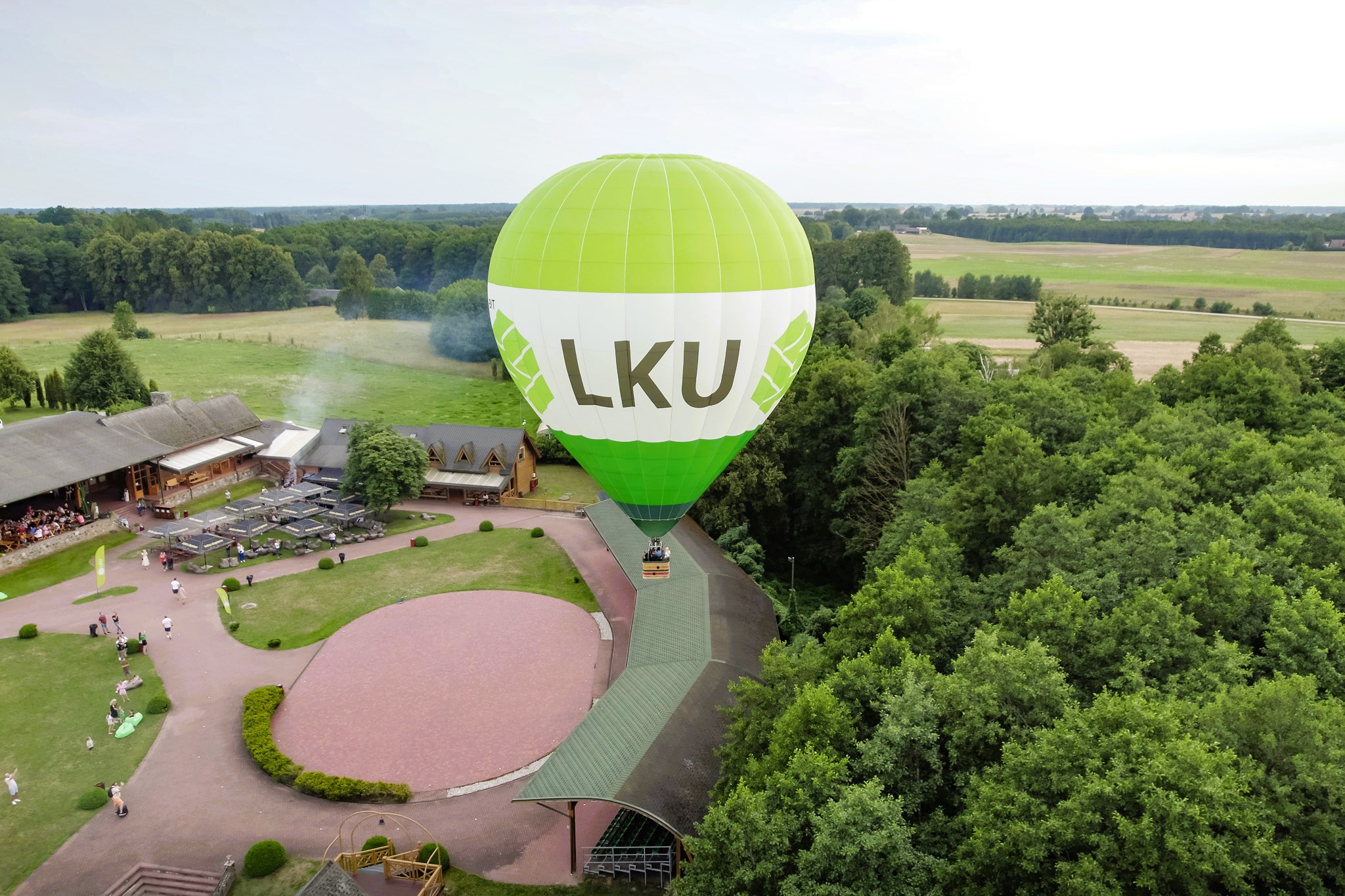LKU vasaros sąskrydis 2024: nuotykiai, putų šou ir žinomo atlikėjo ...